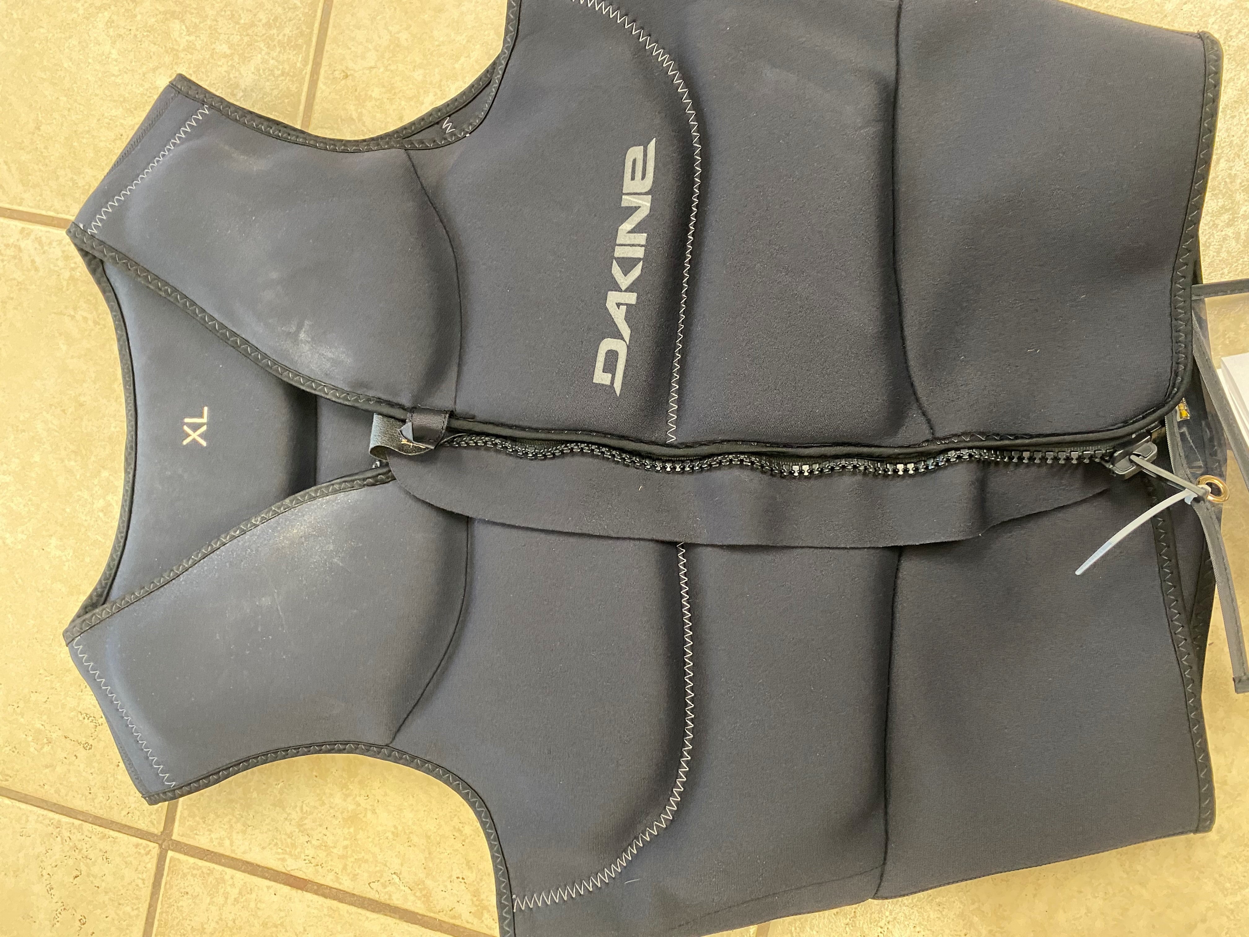 Dakine vest